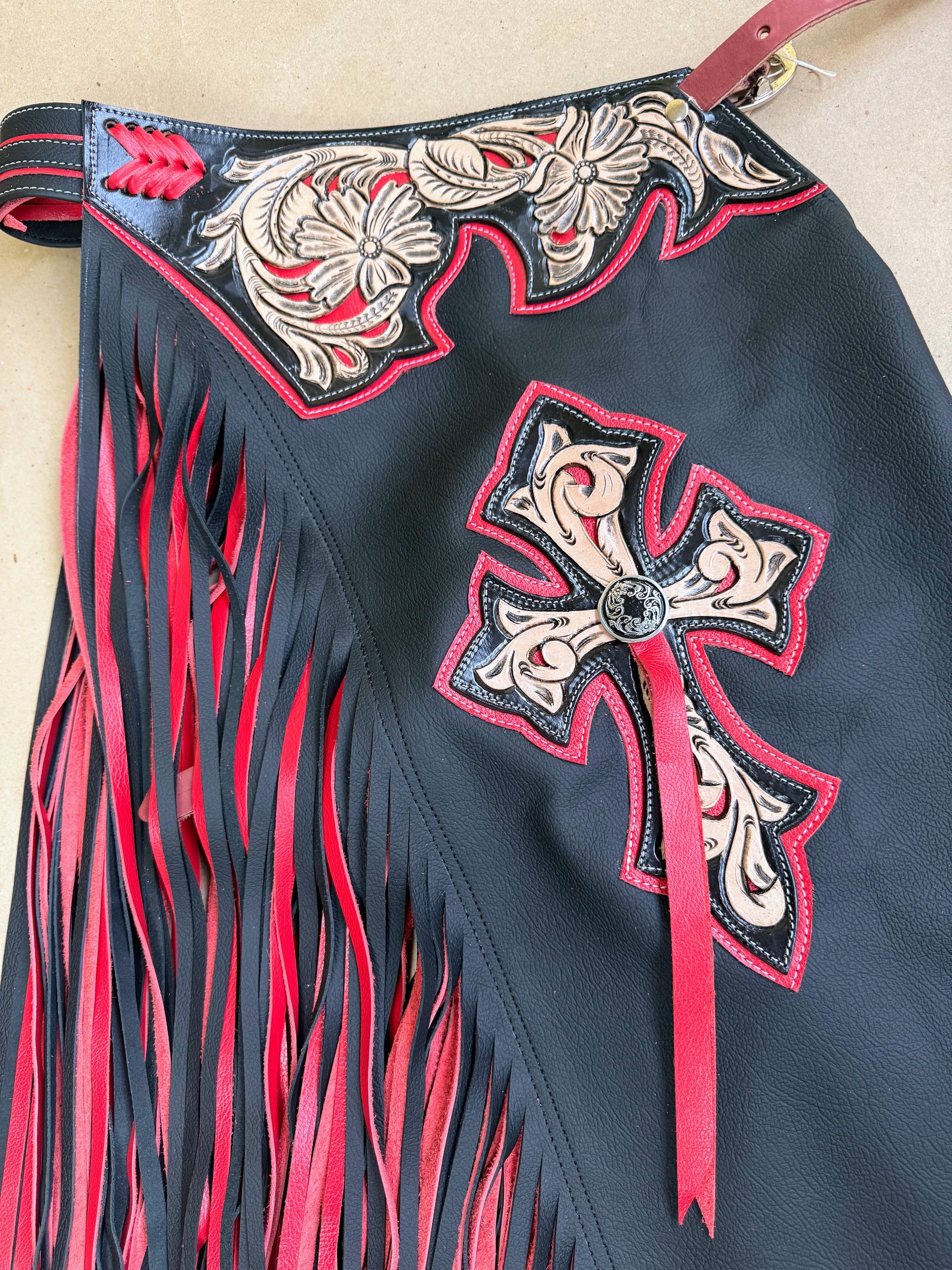 CHAPS RW - DOUBLE FRINGE - RED/BLACK - LEATHER QUALITY – Rodeo Wins